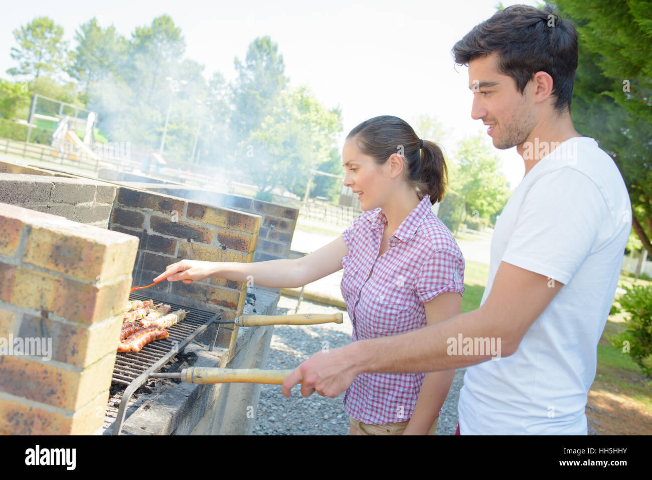 Barbecue guy hi-res stock photography and images - Alamy