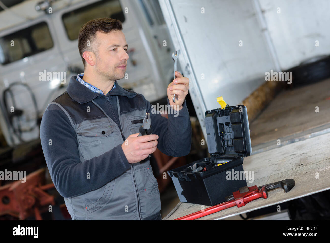 portrait of male mechanic at work in the garage Stock Photo - Alamy