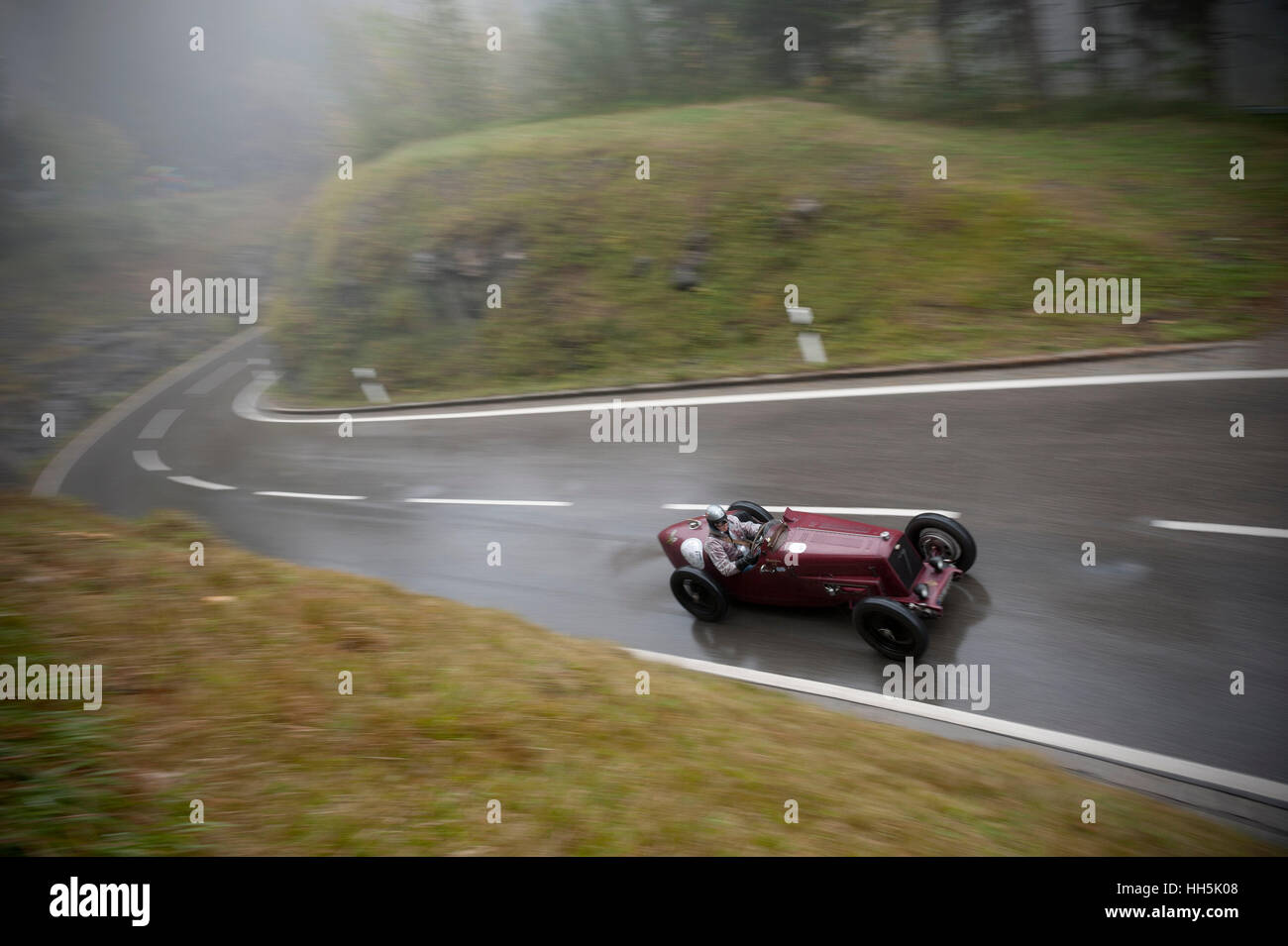 Cars moving fast wet road hi-res stock photography and images - Alamy