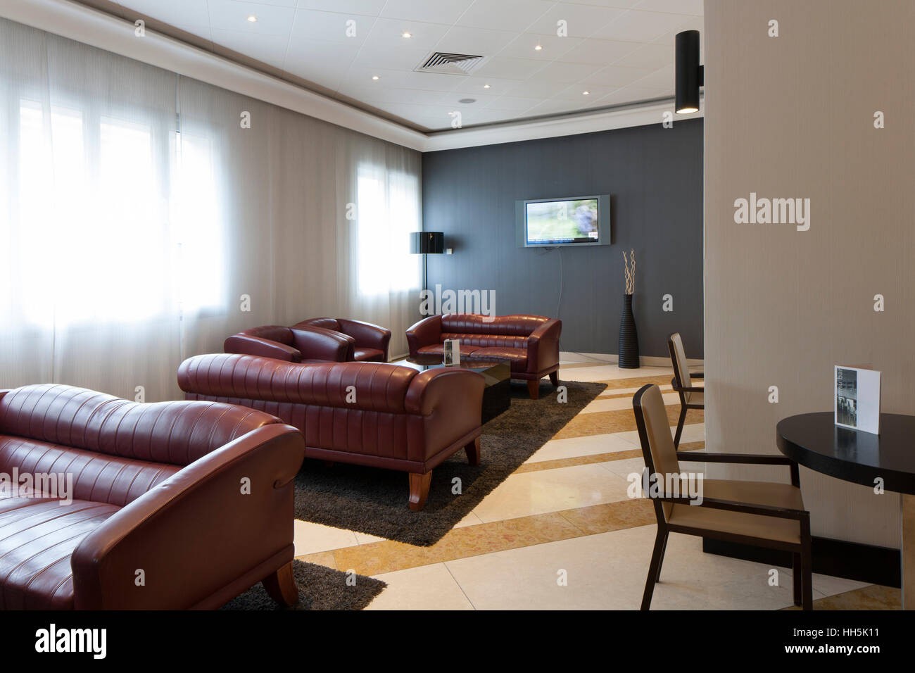 Lounge bar in a contemporary hotel Stock Photo - Alamy