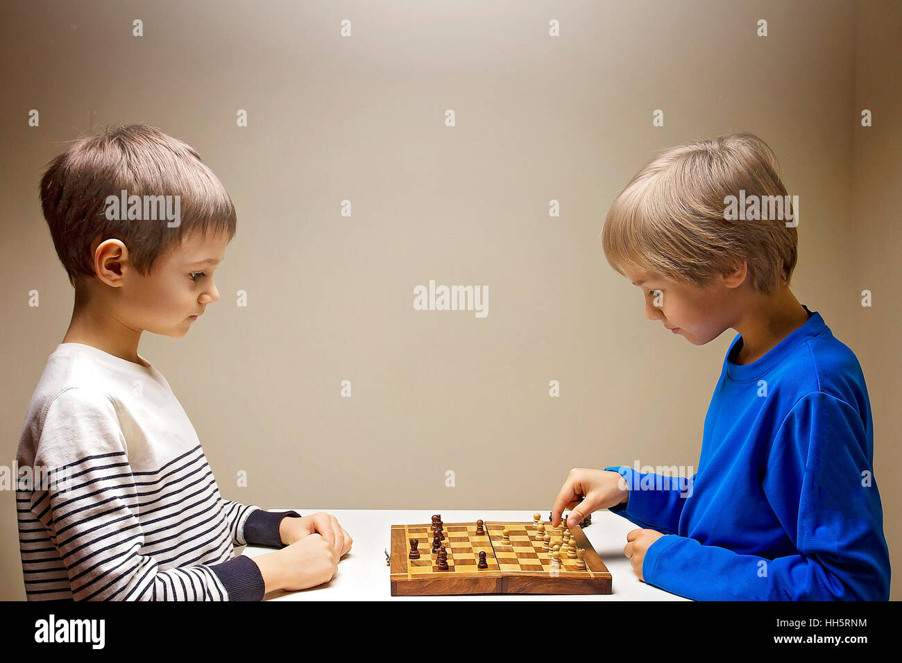 Kids playing chess Stock Photo - Alamy