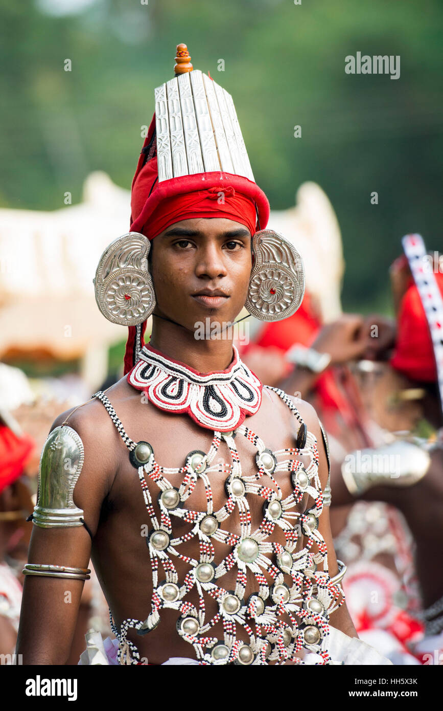 Il full moon poya hi-res stock photography and images - Alamy