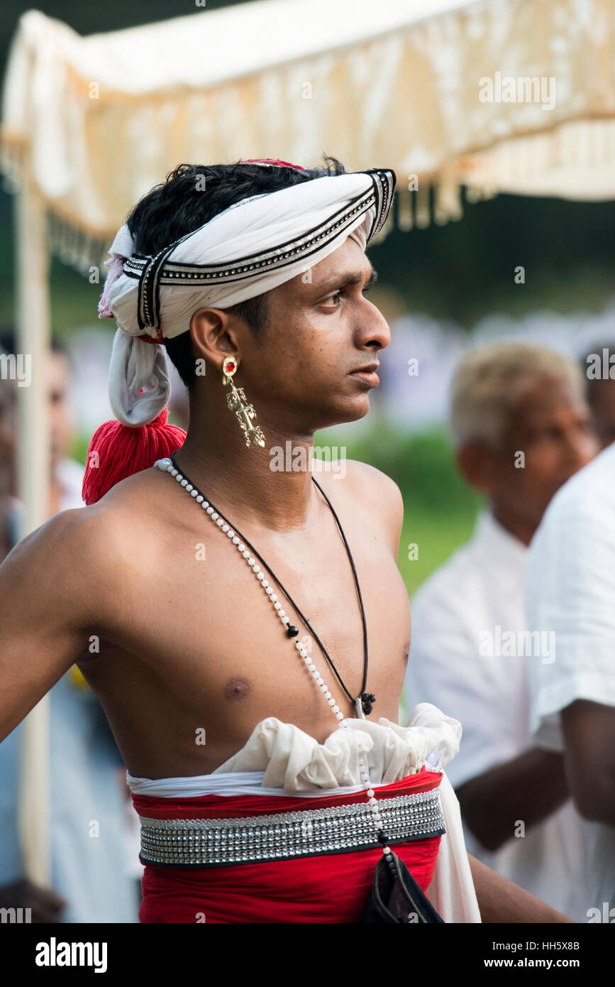 Il full moon poya hi-res stock photography and images - Alamy