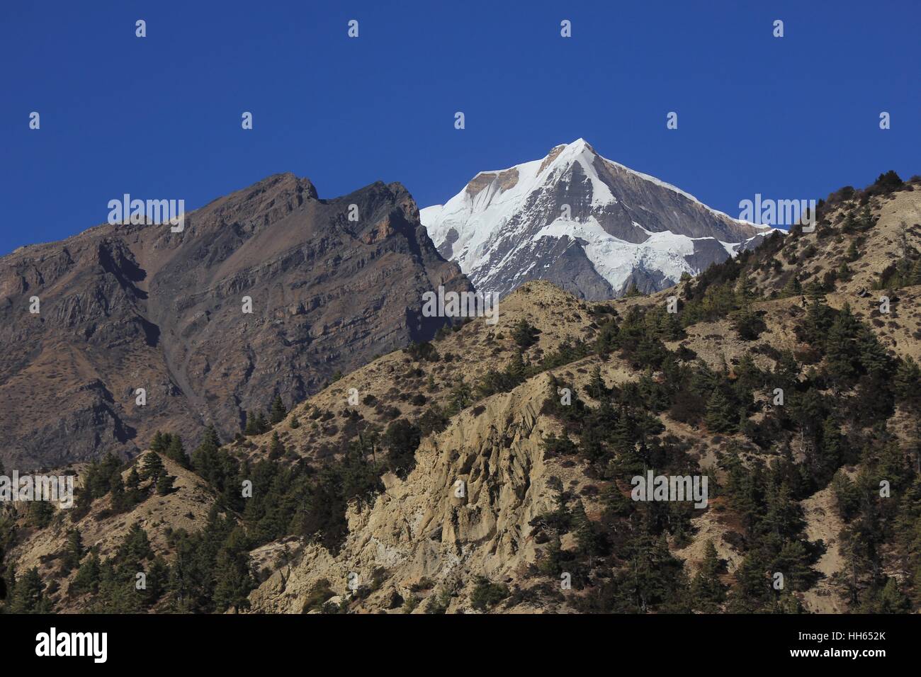 Landscape in the Manang valley, Annapurna Conservation Area. Mount ...