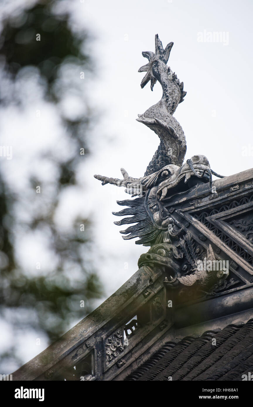 Dragon head on the roof hi-res stock photography and images - Alamy
