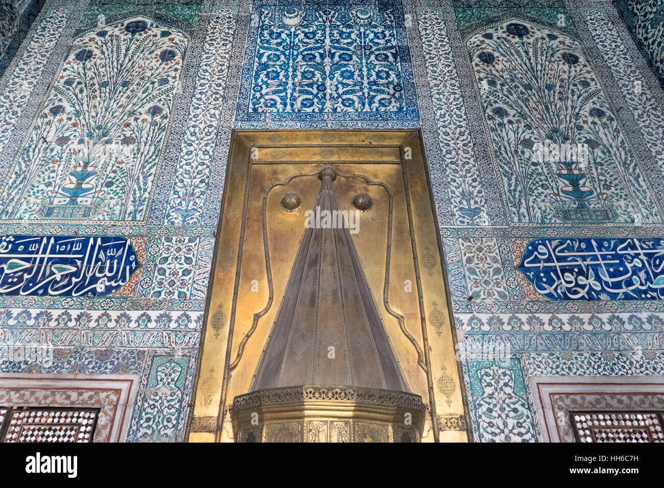 Iznik Tile wall and gilded fireplace Harem Topkapı Palace, Turkey Stock ...