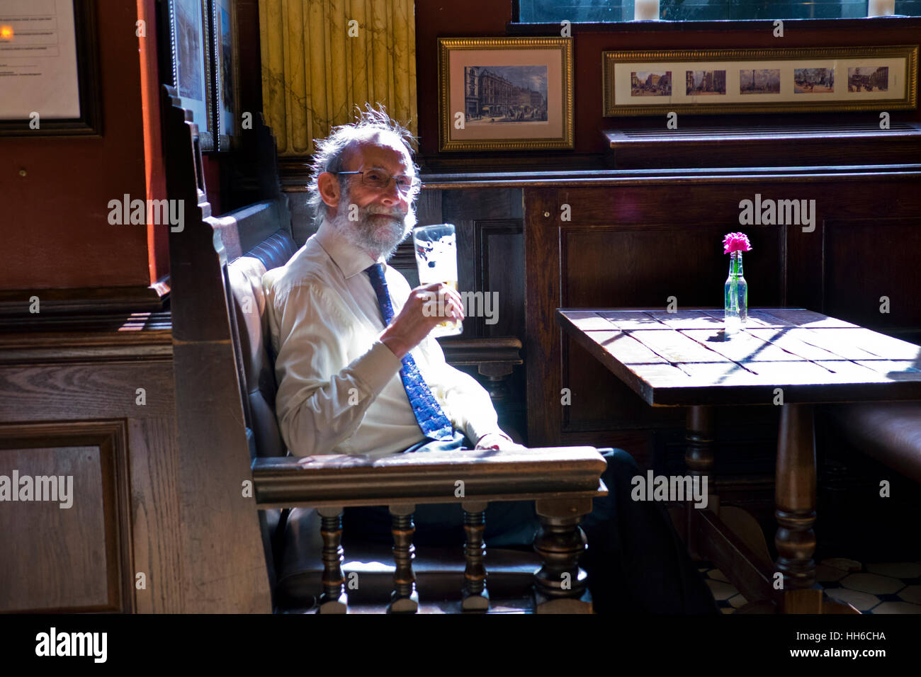 Old man pub hi-res stock photography and images - Alamy