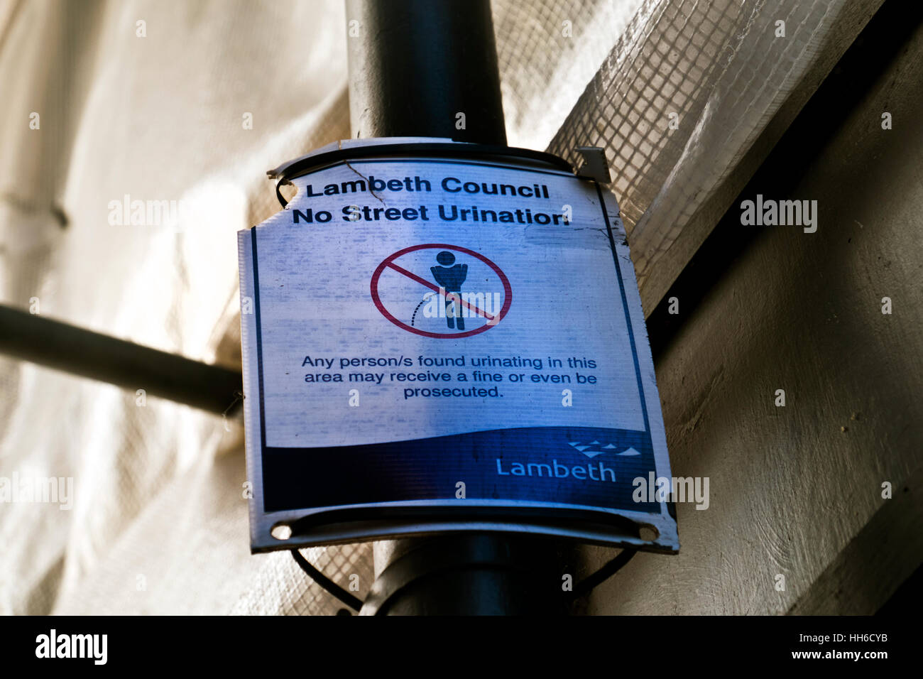 Sign saying Do not Urinate in Lambeth Stock Photo - Alamy