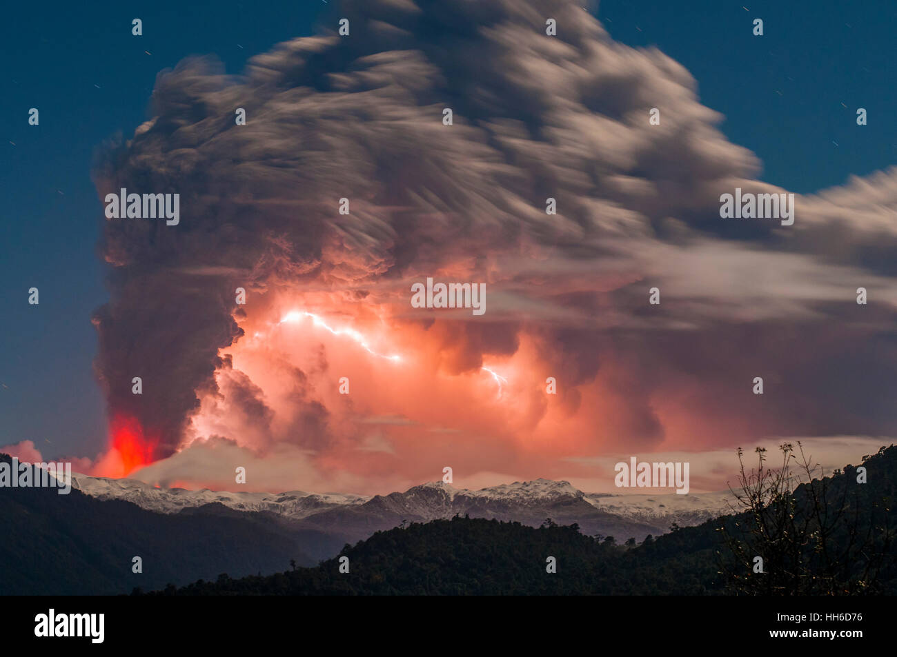 Volcano eruption lightning hi-res stock photography and images - Alamy