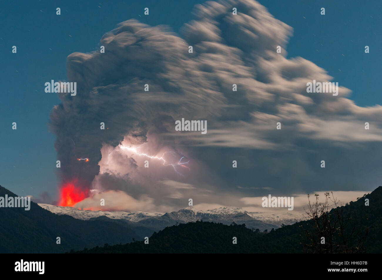 South america volcano lightning hi-res stock photography and images - Alamy