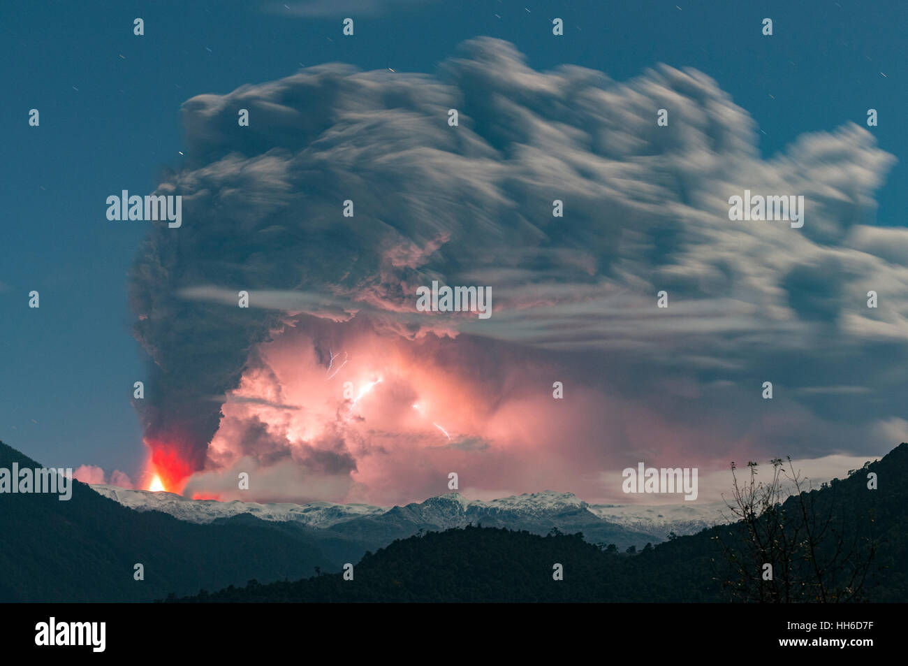 Volcano eruption lightning hi-res stock photography and images - Alamy