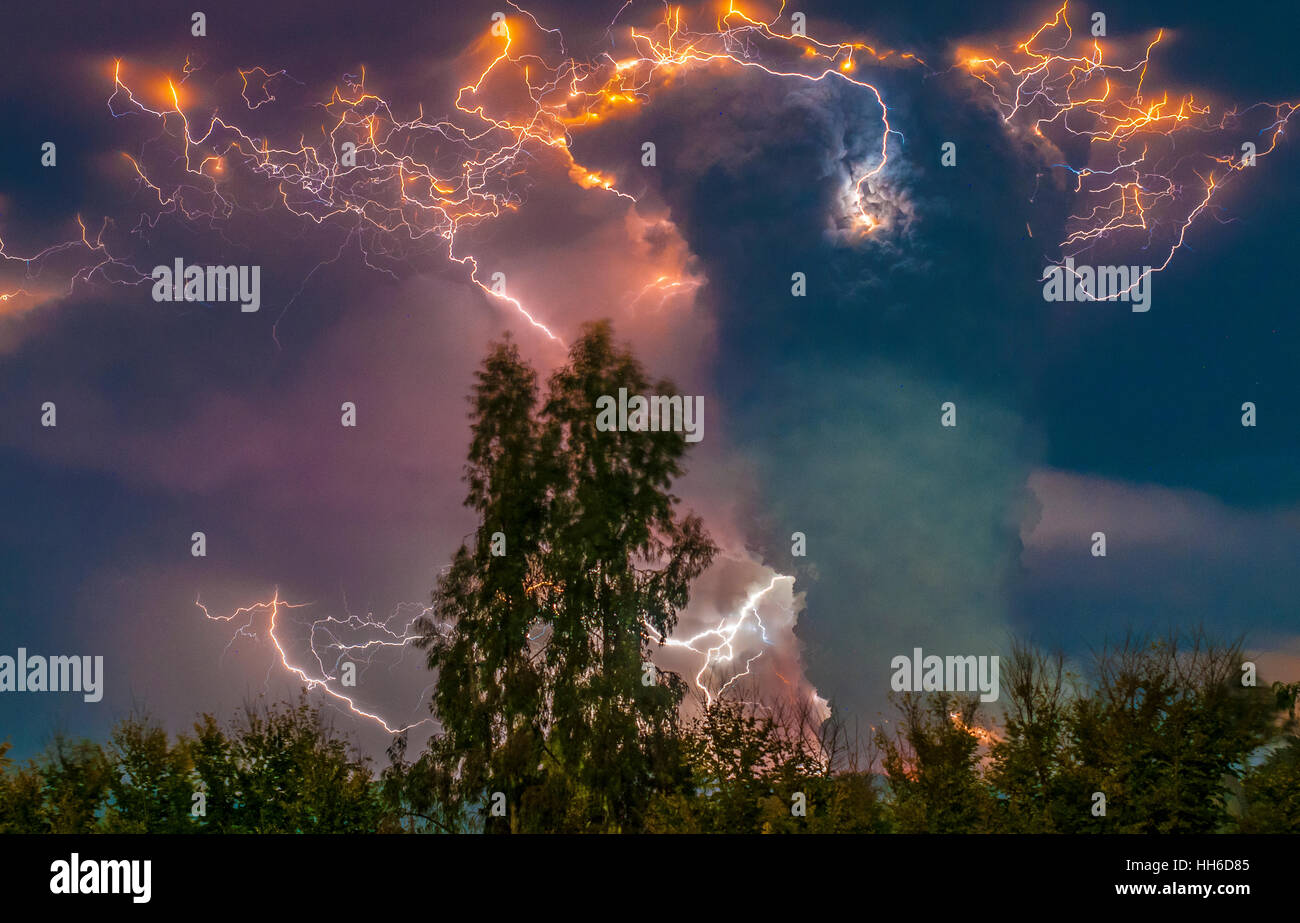 Volcano eruption lightning hi-res stock photography and images - Alamy