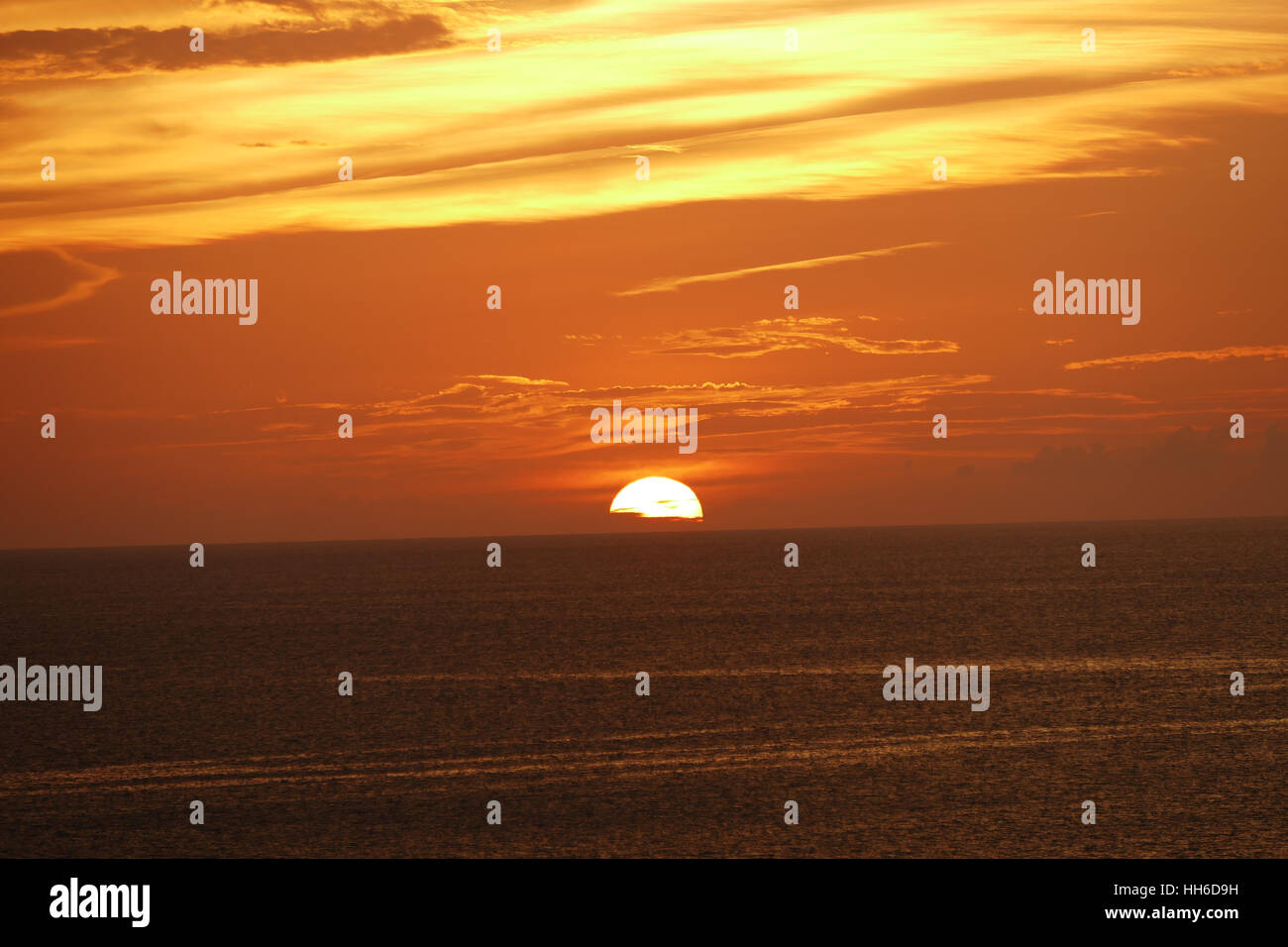 Setting sun sea hi-res stock photography and images - Alamy