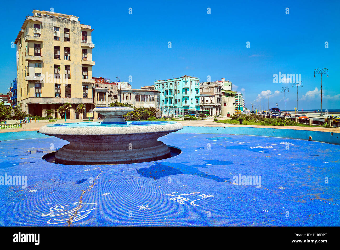 Cicular public fountain hi-res stock photography and images - Alamy