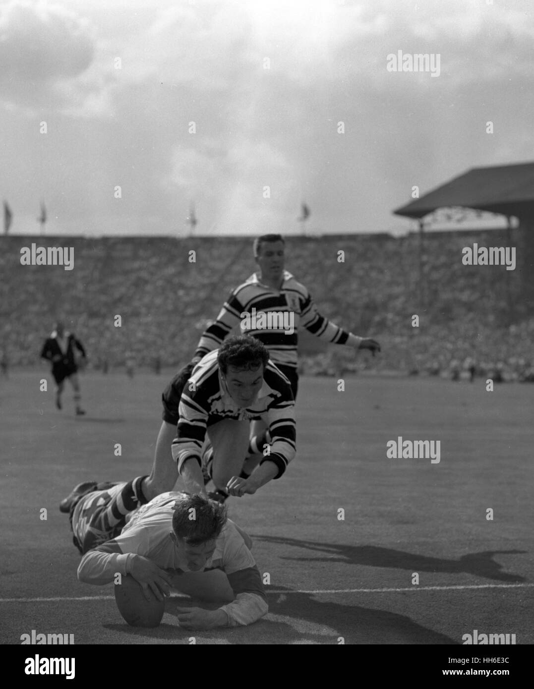 Left wing scores hi-res stock photography and images - Alamy