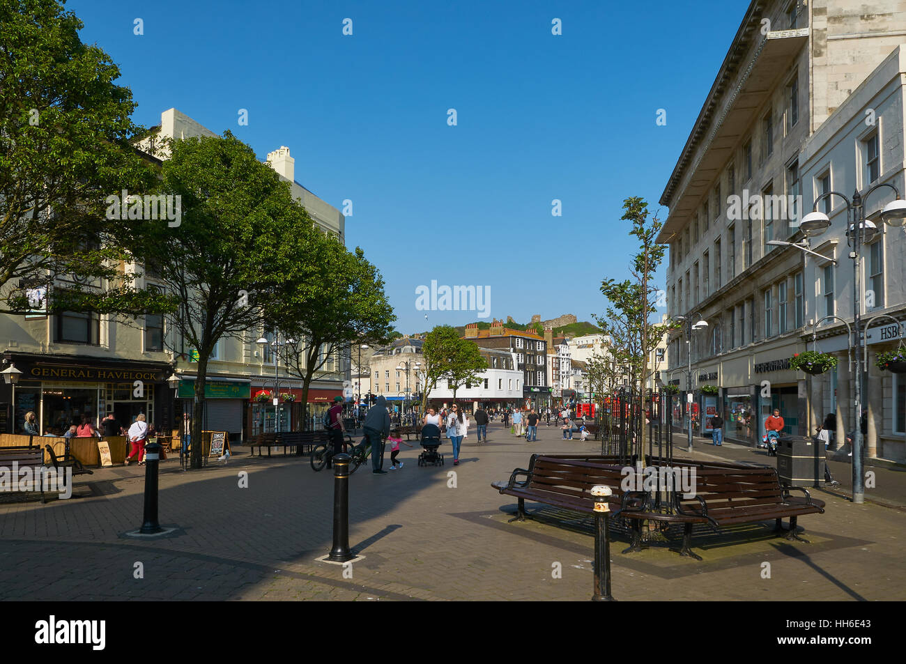 Town centre benches hi-res stock photography and images - Alamy