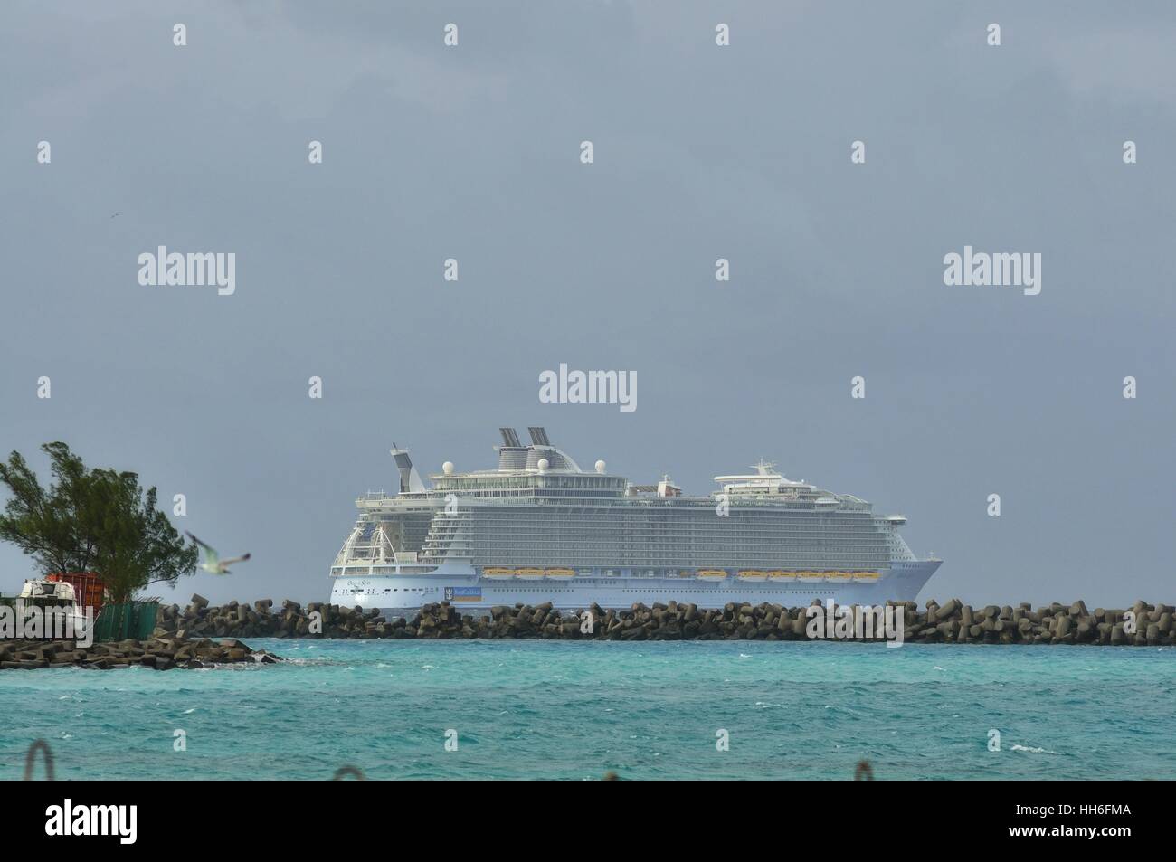 Royal Caribbean cruise liner sailing into the Port of Nassau, Bahamas ...
