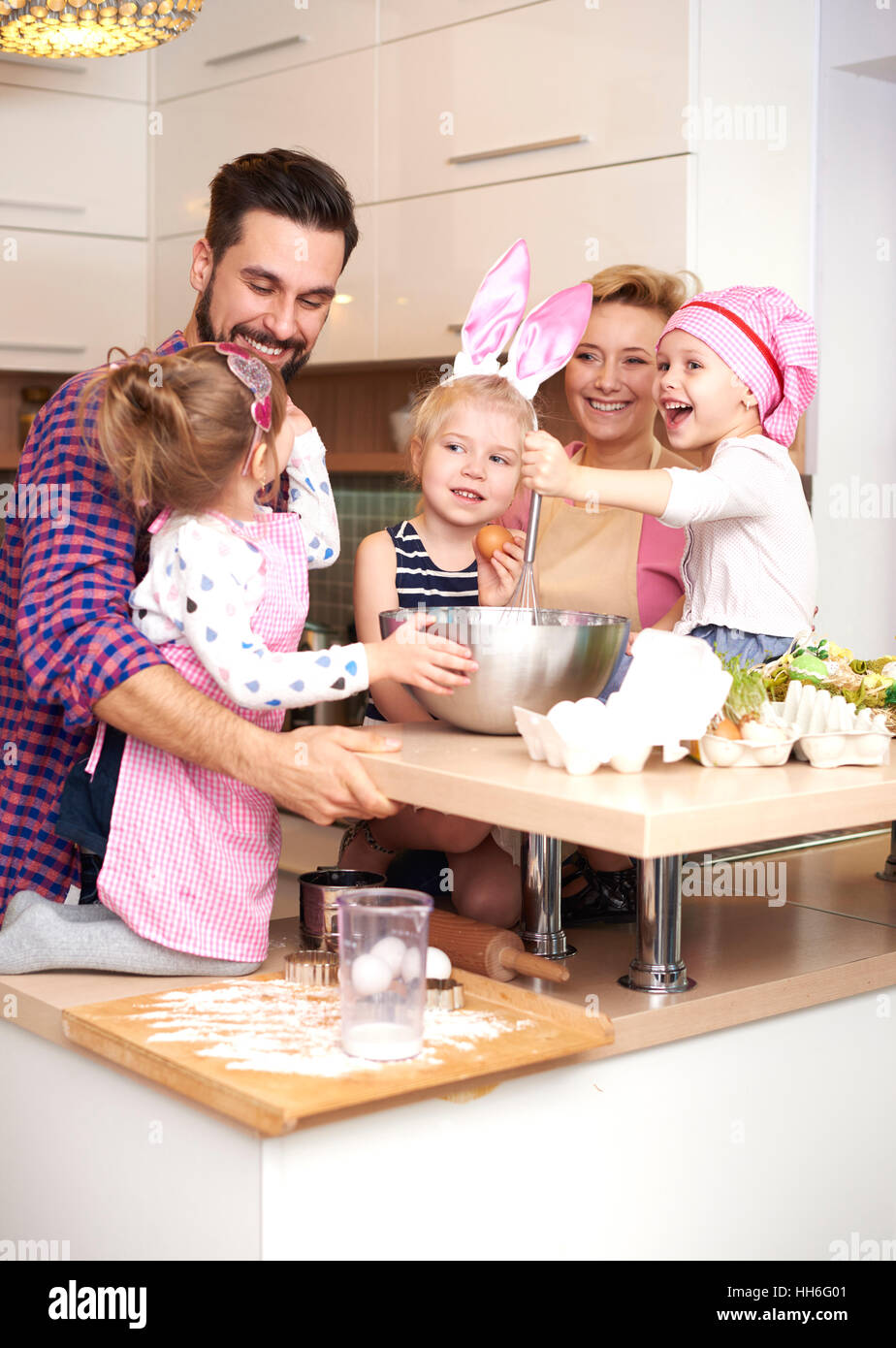 Family preparing food spring hi-res stock photography and images - Alamy