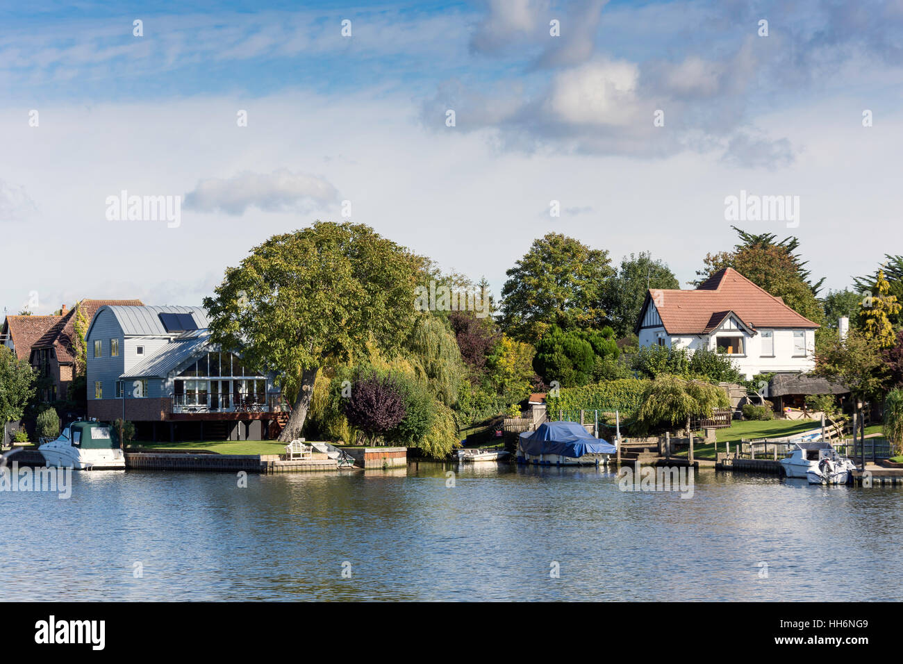 Riverside houses across River Thames from towpath, Old Windsor ...