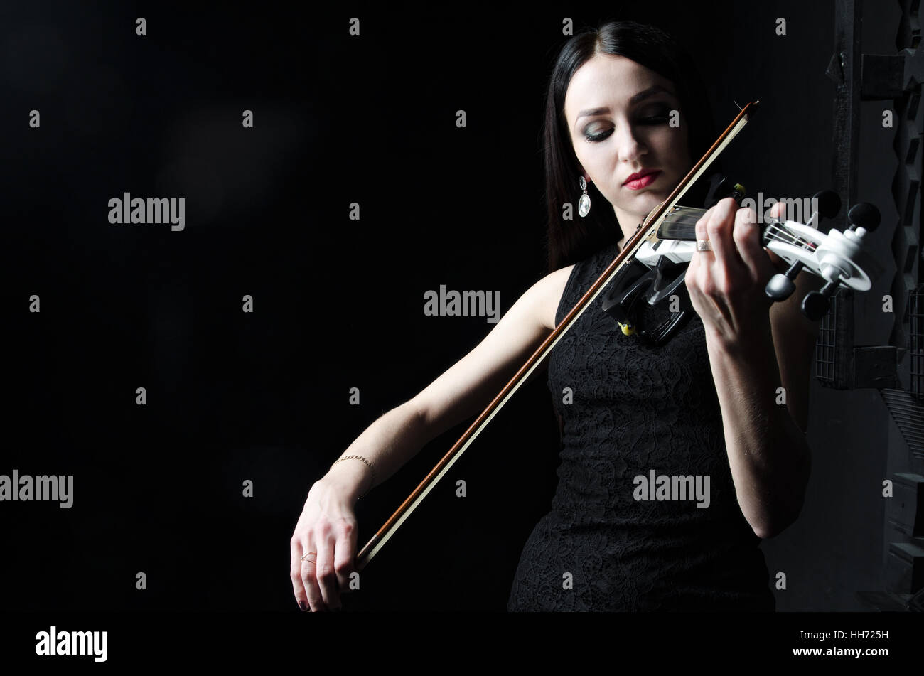 Beautiful young woman playing violin hi-res stock photography and ...