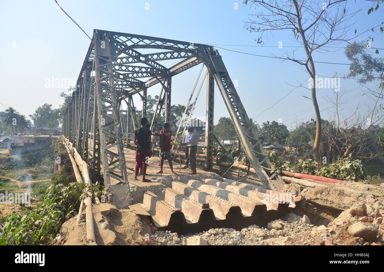 Dimapur, India. 17th Jan, 2017. Indian workers work in demonetising of ...