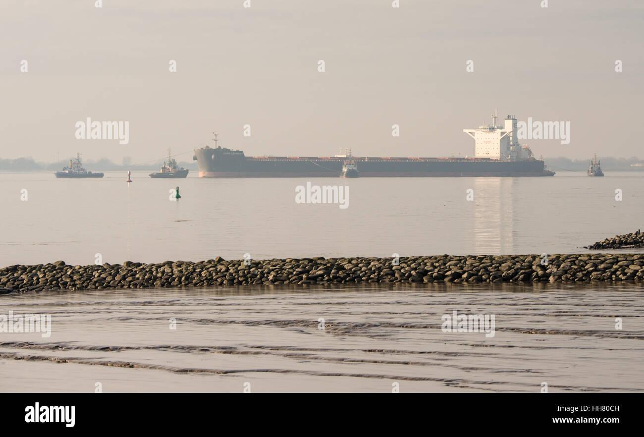 Kollmar, Germany. 17th Jan, 2017. The freighter Cape Leonidas lies ...