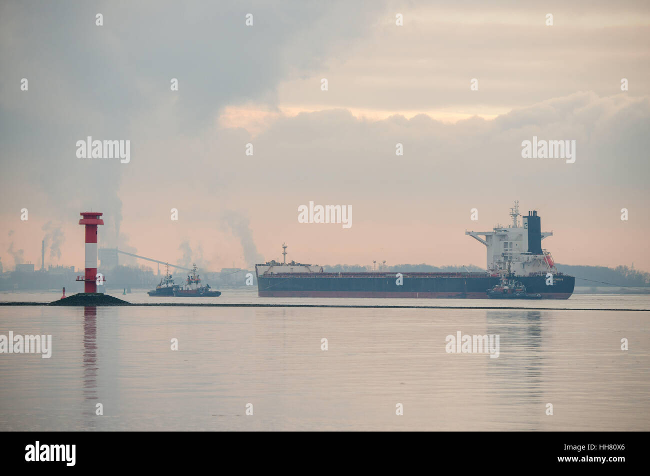 Kollmar, Germany. 17th Jan, 2017. The freighter Cape Leonidas lies ...