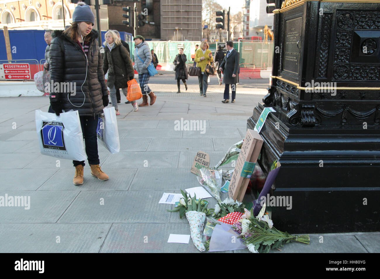 Victoria Station. London, UK. 17th Jan, 2017. Passersby looks at the ...