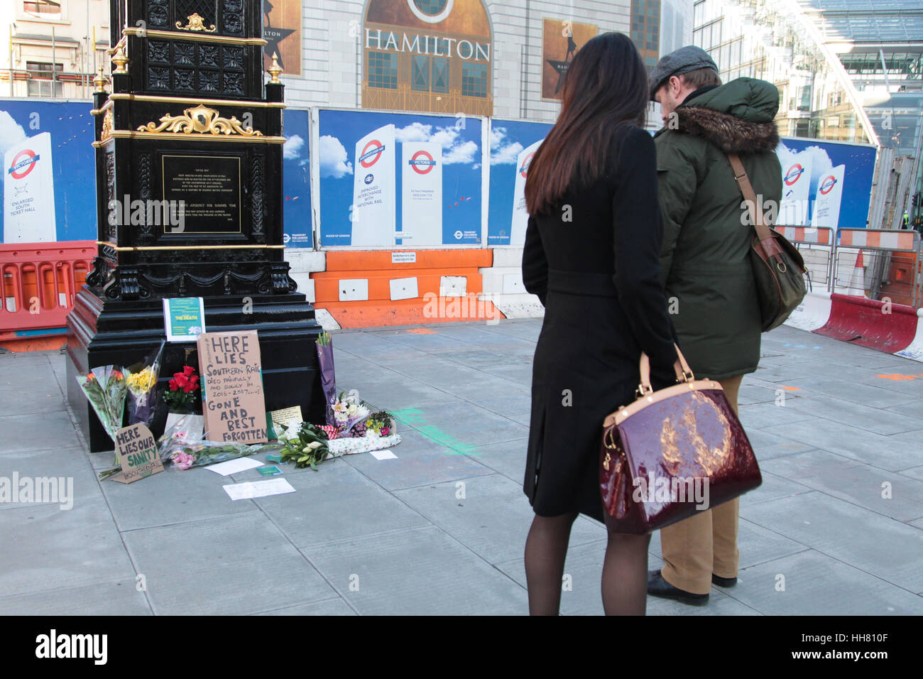 Victoria Station. London, UK. 17th Jan, 2017. Passersby looks at the ...