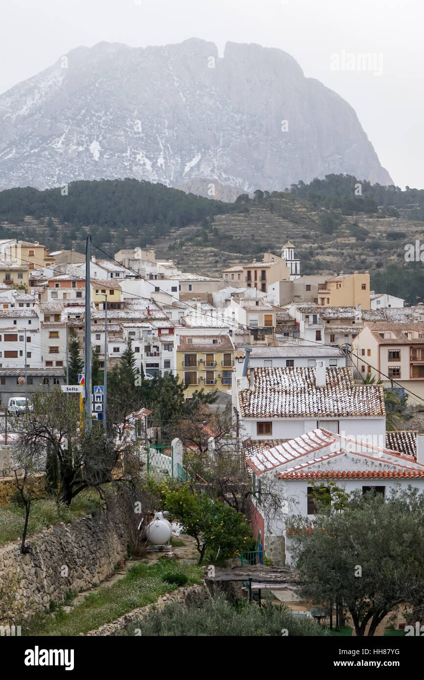 Benidorm, Spain. 18th January, 2017. Snow on the mountains in Sella ...
