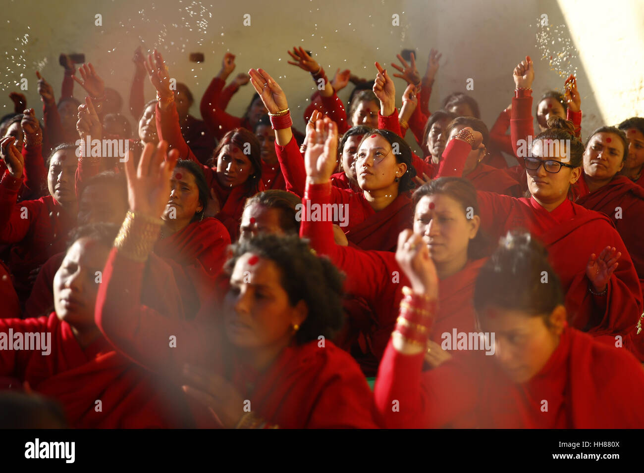 Kathmandu, Nepal. 18th Jan, 2017. Nepalese Hindu devotee women taking ...