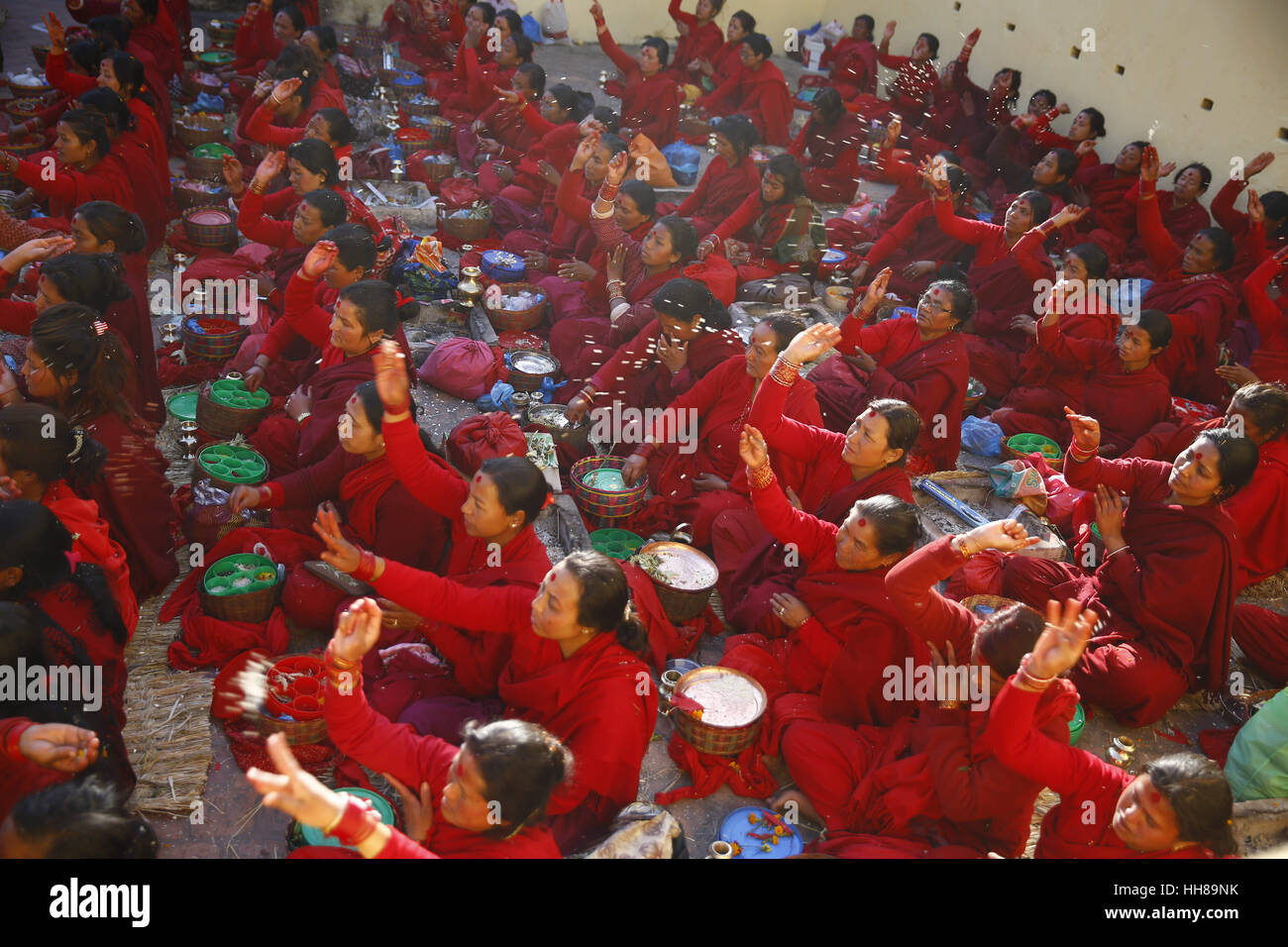 Kathmandu, Nepal. 18th Jan, 2017. Nepalese Hindu devotee women taking ...