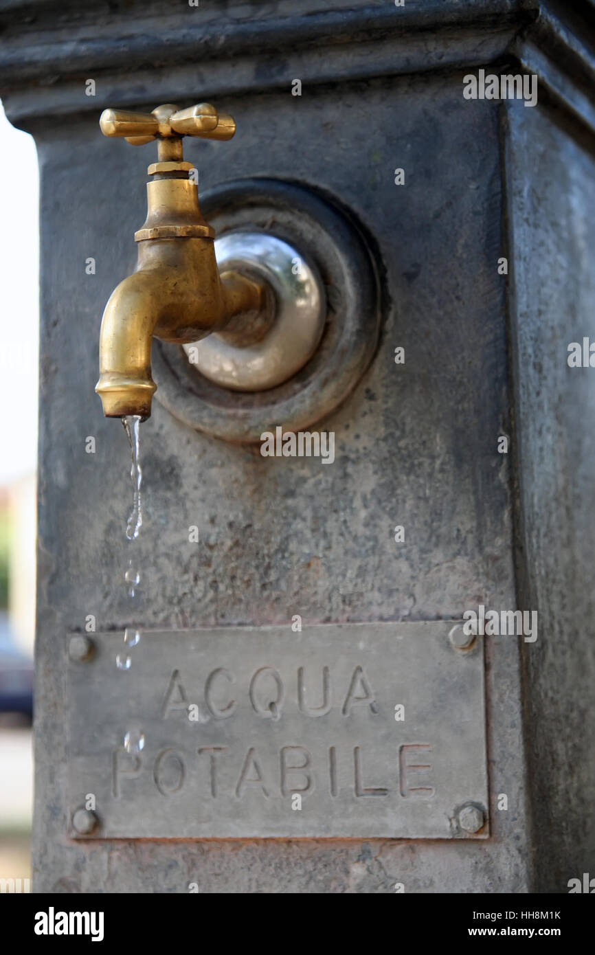Vintage brass tap. Old brass faucet Stock Photo - Alamy
