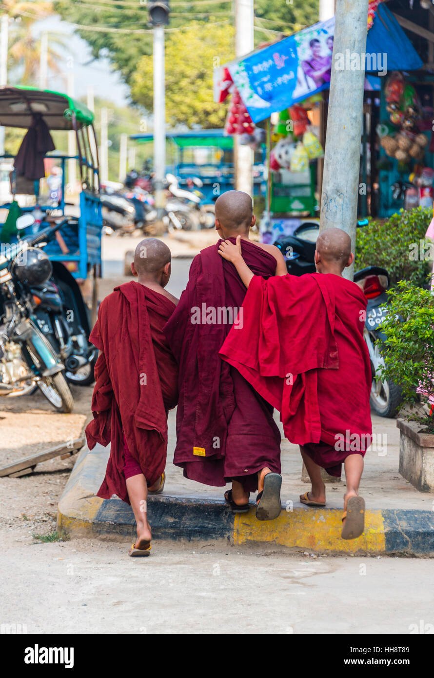 Walk arm arm hi-res stock photography and images - Alamy
