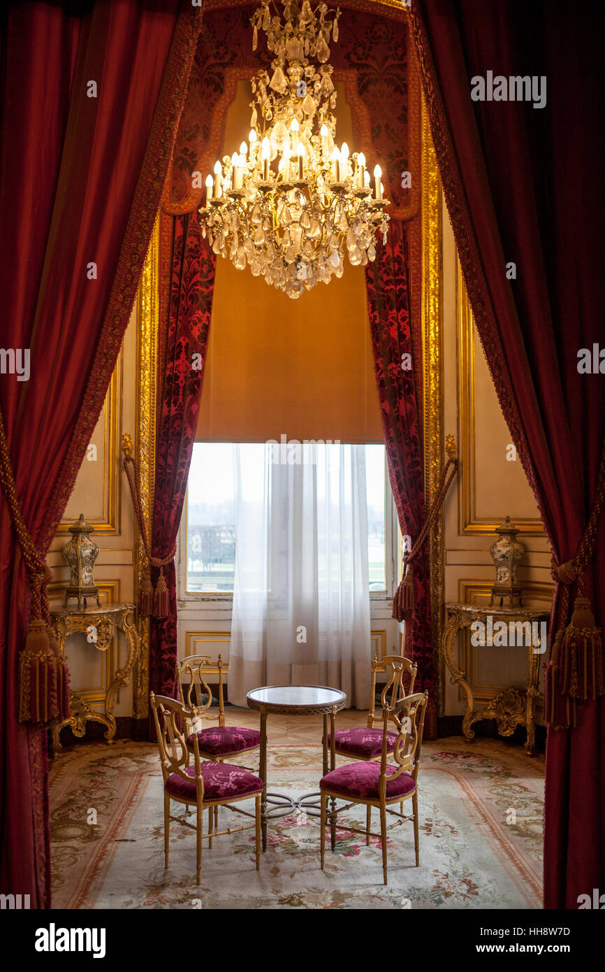Louvre interior hi-res stock photography and images - Alamy
