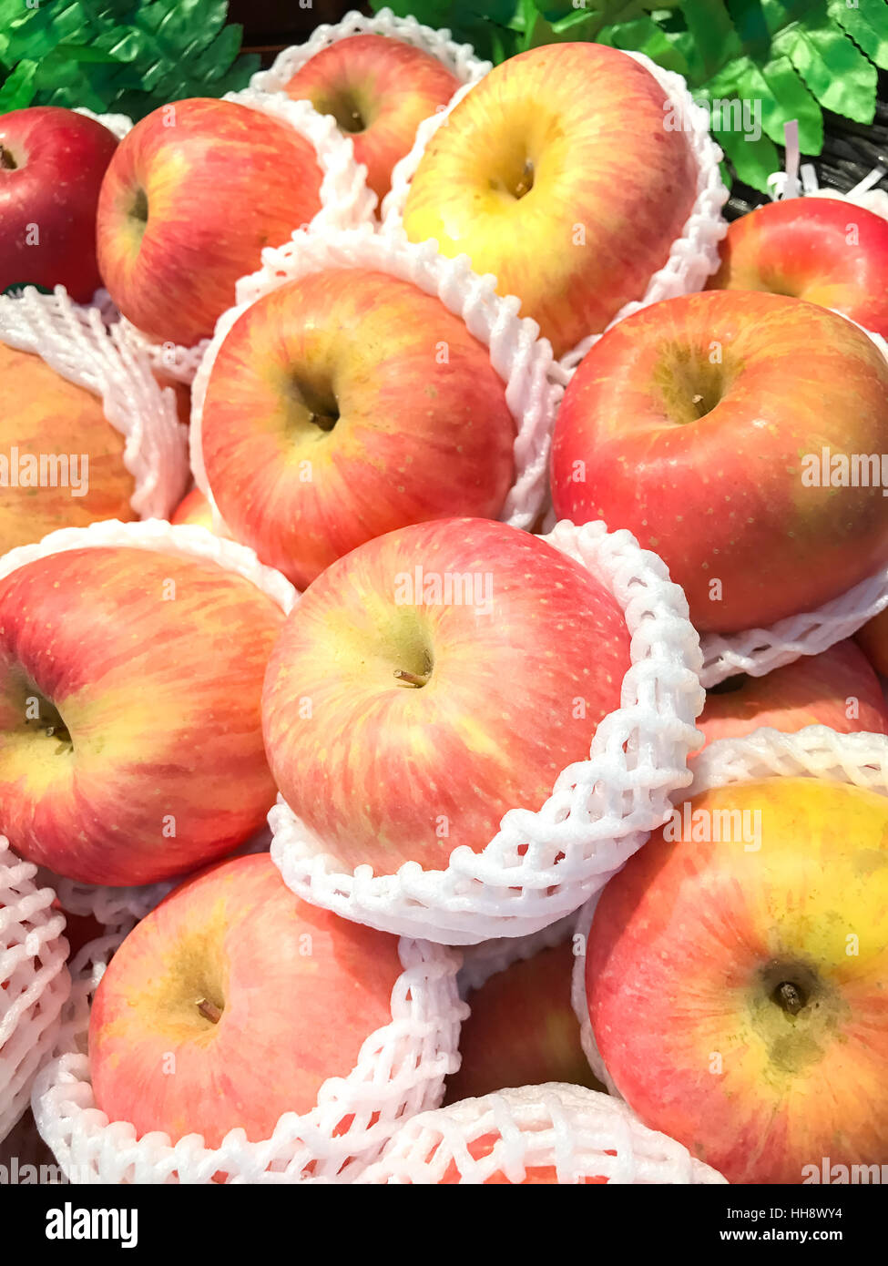 Apple pile hi-res stock photography and images - Alamy