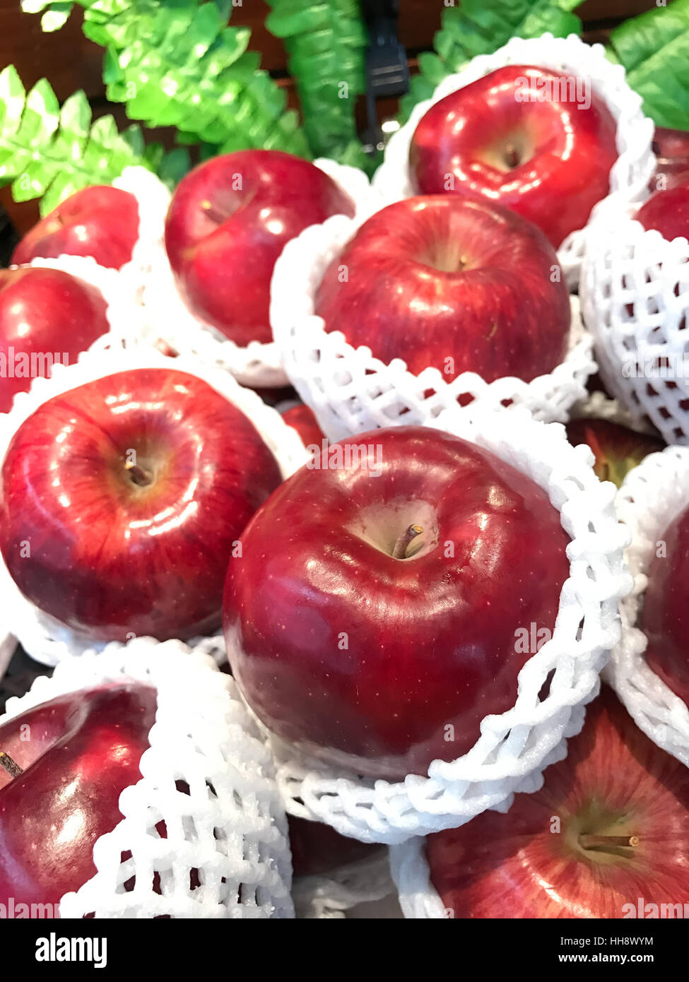 Closed up pile of apple in the food market Stock Photo - Alamy