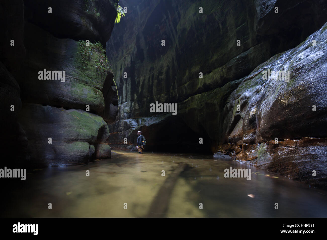 Adventure canyoning in claustral canyon in the Blue Mountains ...
