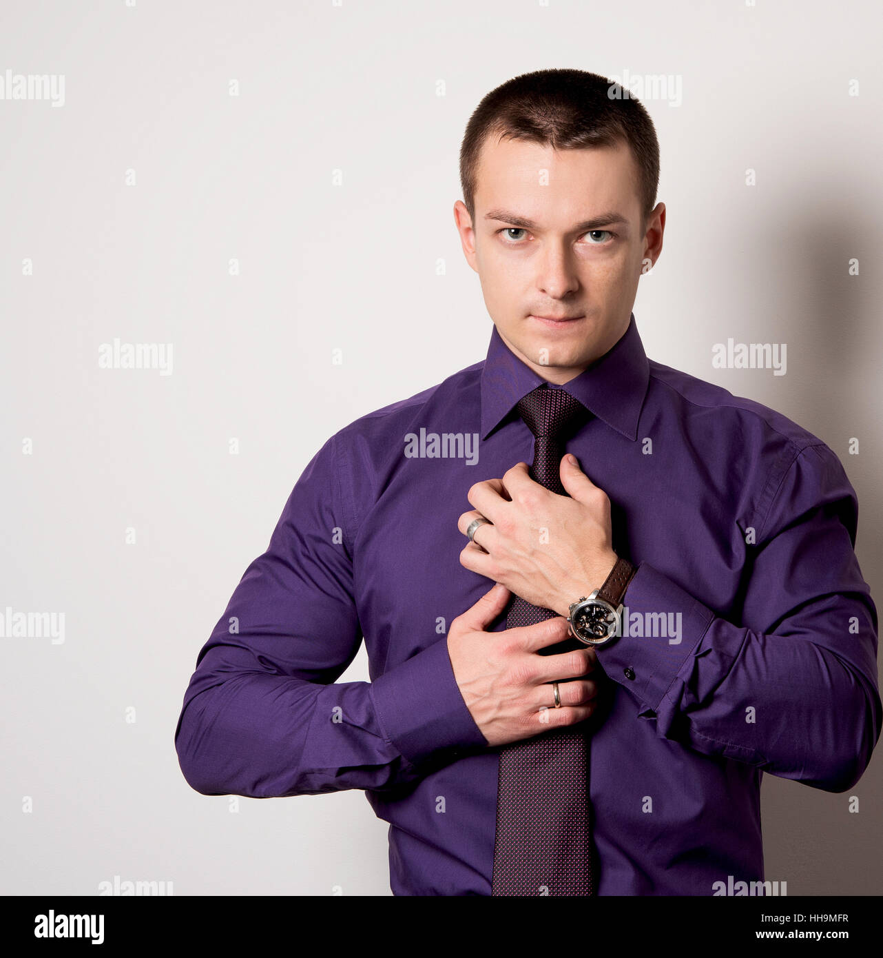 man in the purple shirt Stock Photo - Alamy