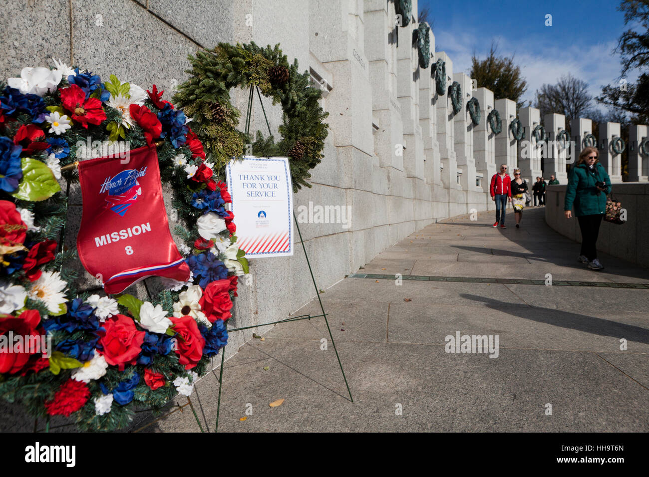 War memorial and wreaths hi-res stock photography and images - Alamy