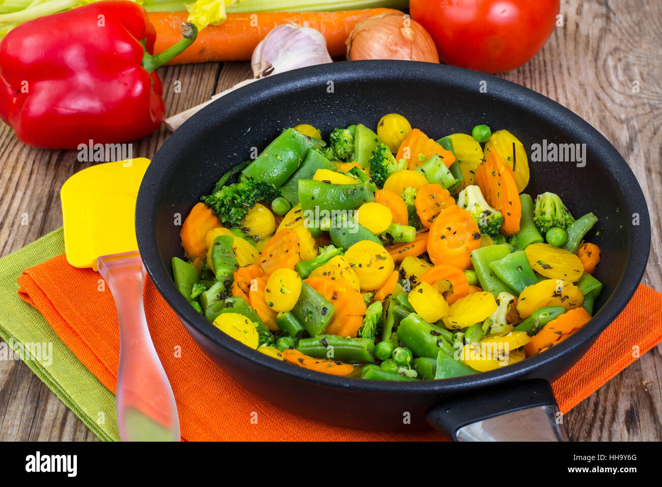 Vegetarian food: cooked mix of vegetables in a pan Stock Photo - Alamy
