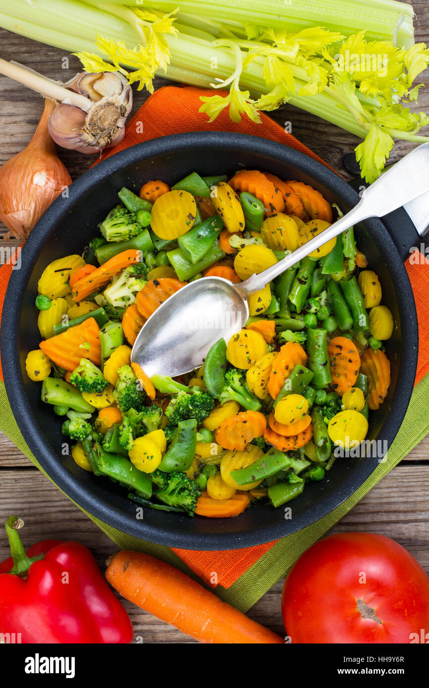 Vegetarian food: cooked mix of vegetables in a pan Stock Photo - Alamy