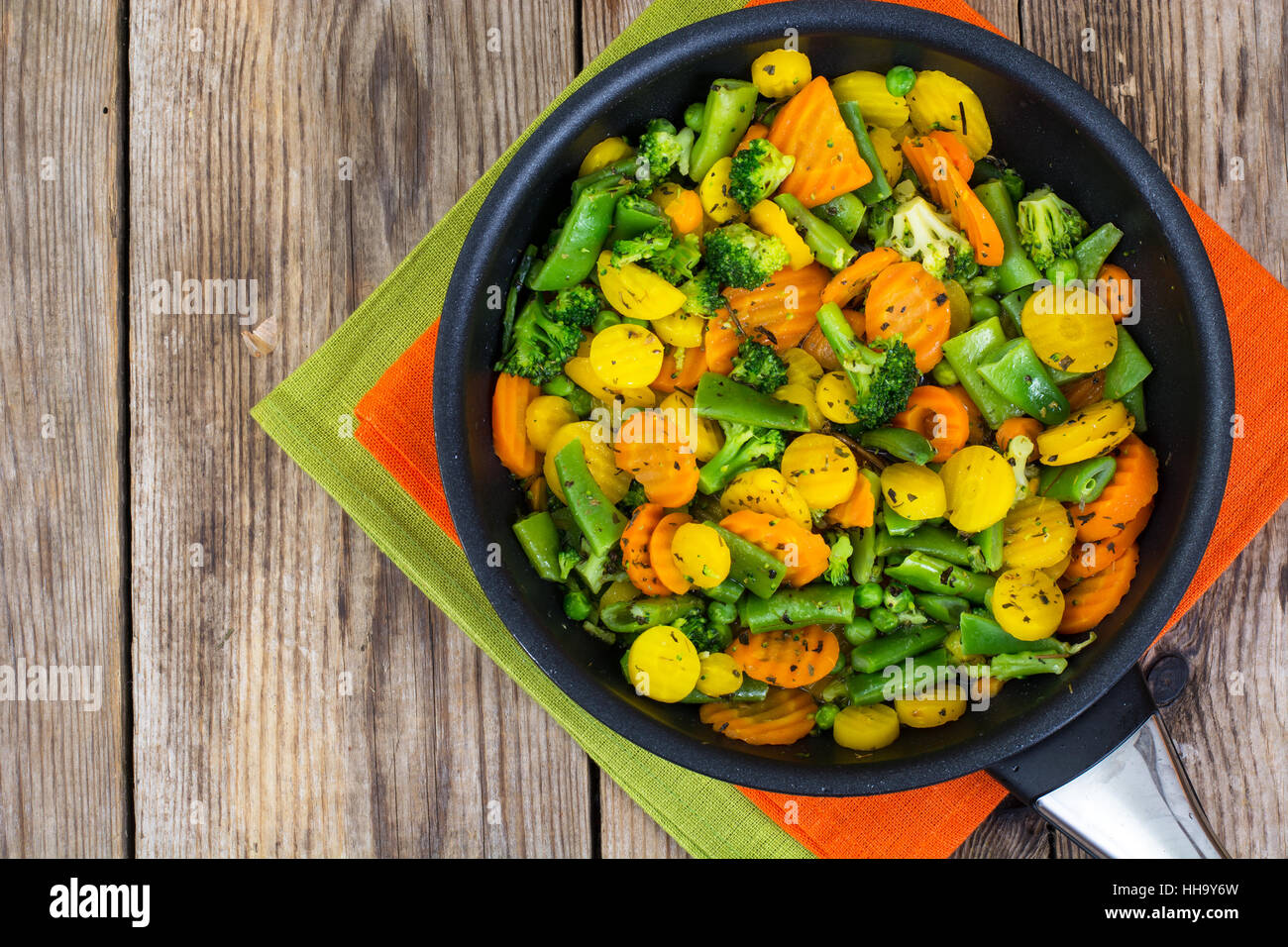 Vegetarian food: cooked mix of vegetables in a pan Stock Photo - Alamy