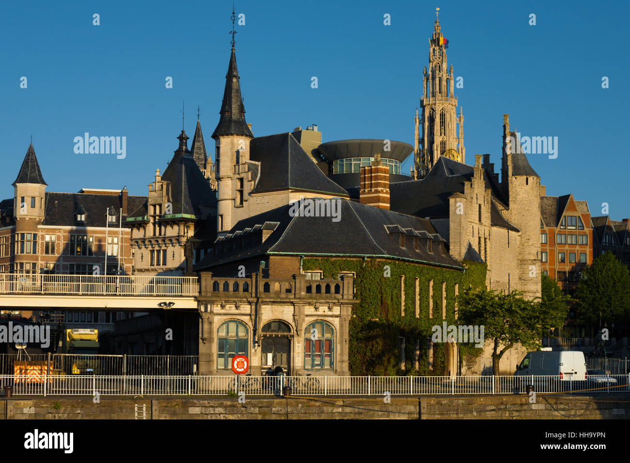 church, style of construction, architecture, architectural style ...