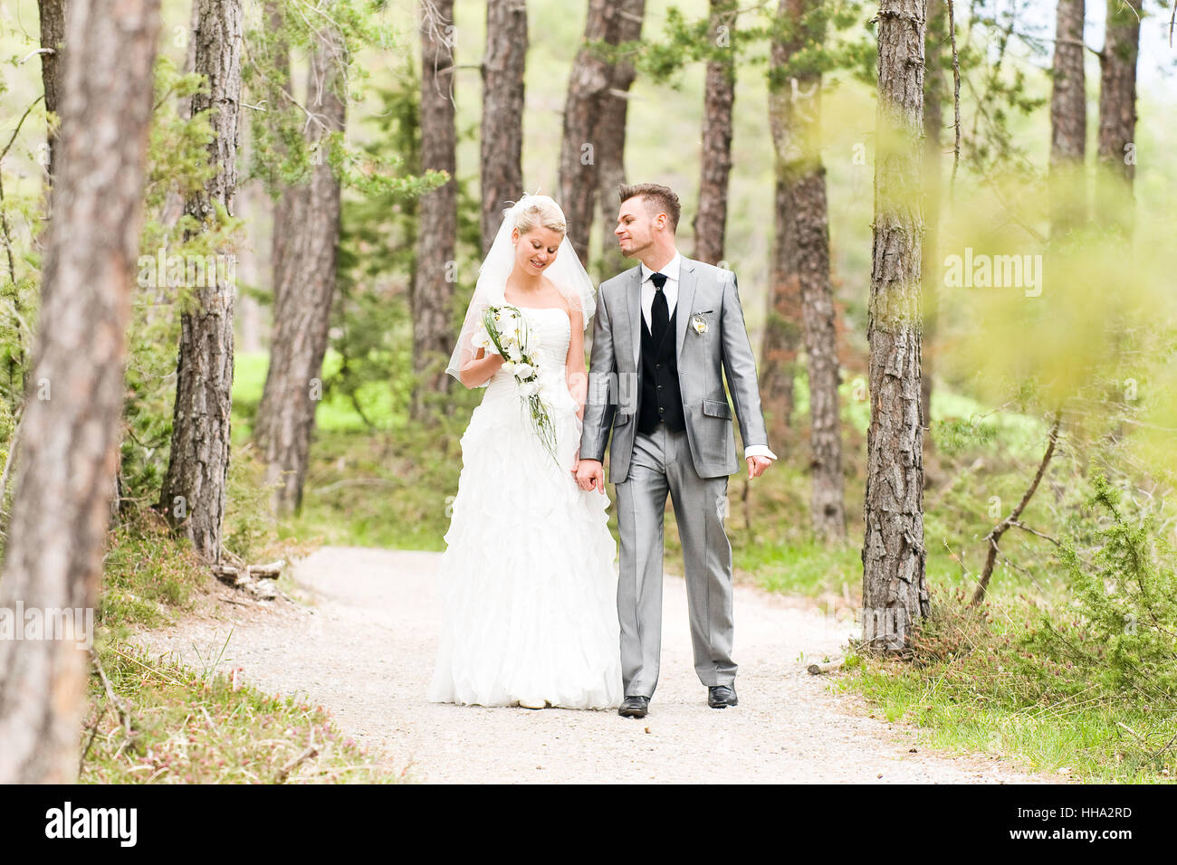 bride and groom Stock Photo - Alamy