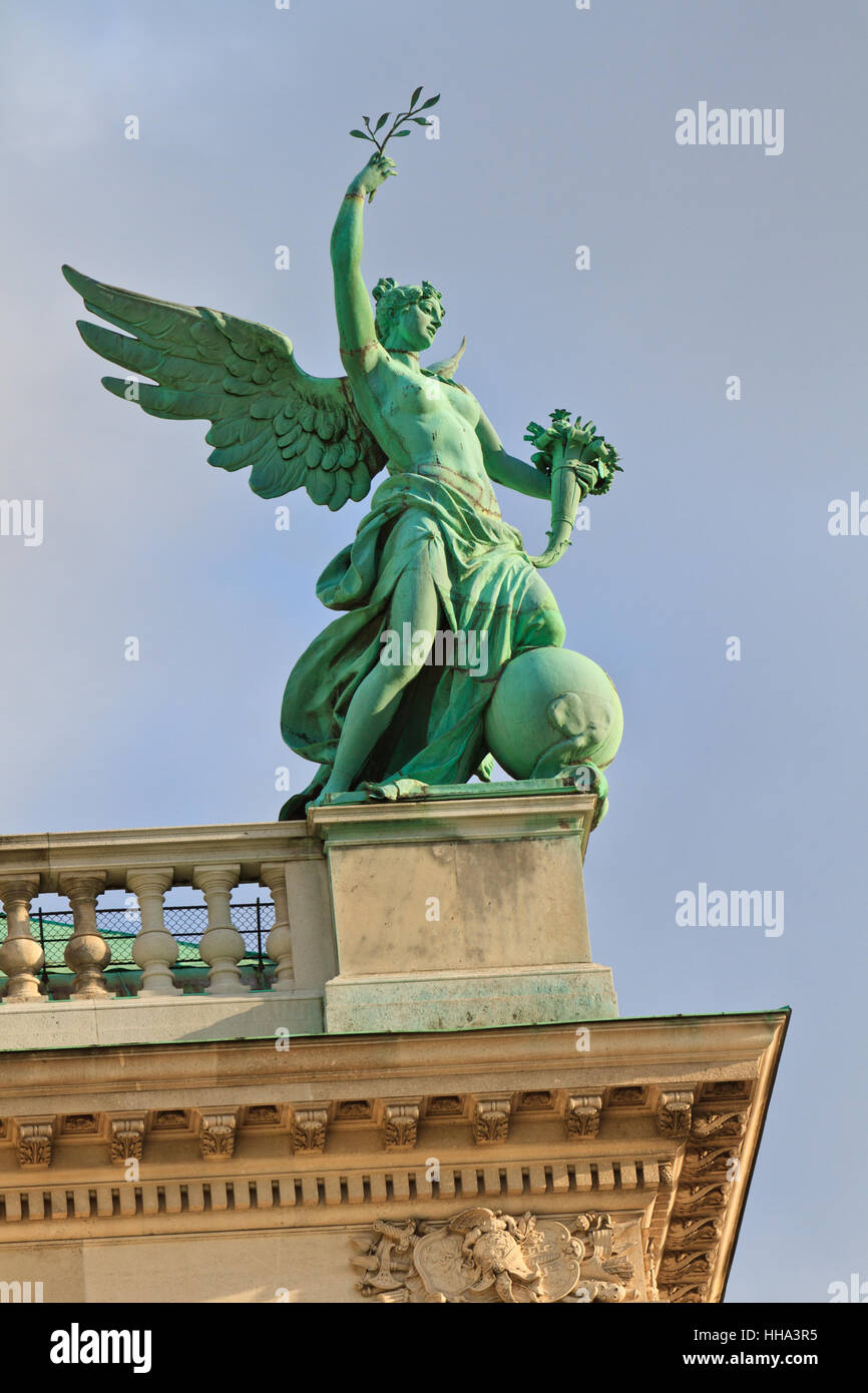 Bird woman statue hi-res stock photography and images - Alamy