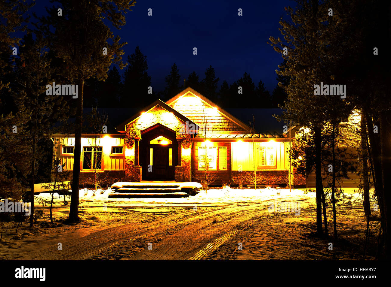 Northern lights cabin forest hi-res stock photography and images - Alamy