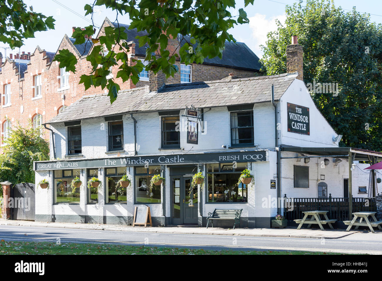 Pubs exterior hi-res stock photography and images - Alamy