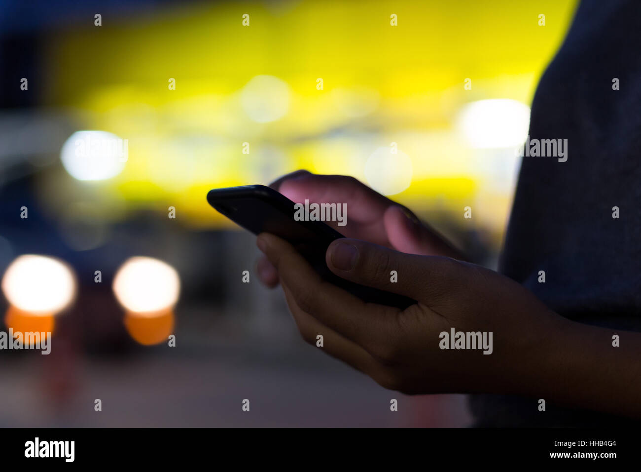 Hand holding phone night hi-res stock photography and images - Alamy