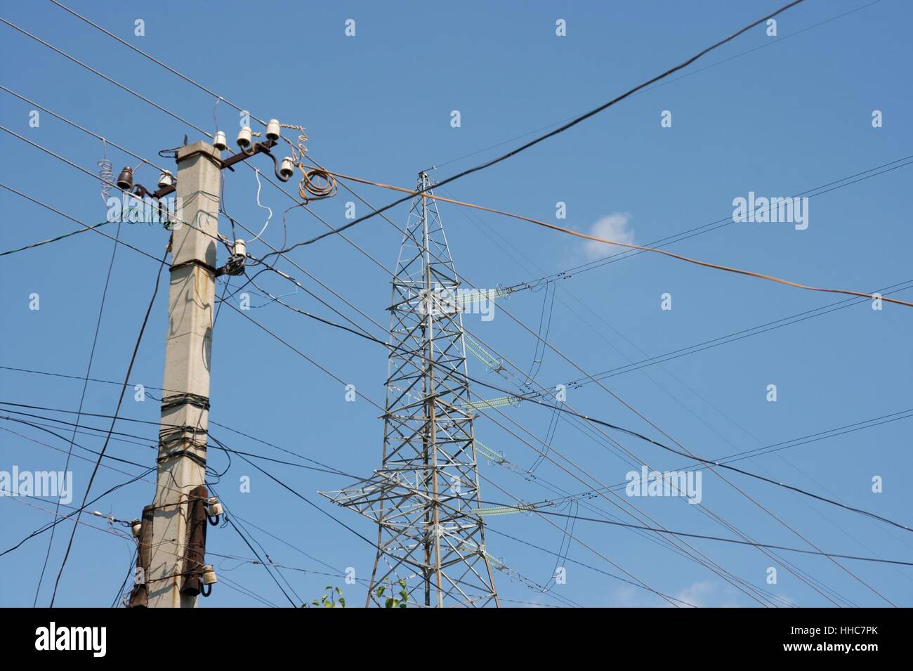 Chaotic electricity network with lots of wires Stock Photo - Alamy
